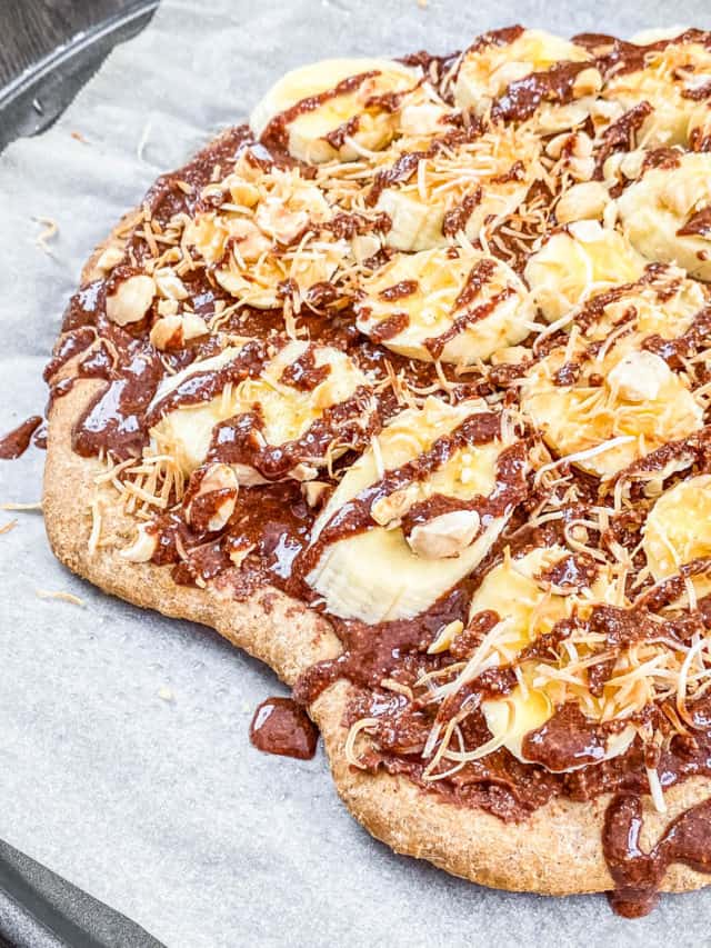 Nutella Pizza With Banana (Dessert Pizza!) | The Picky Eater