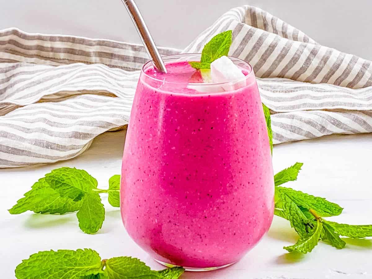 Dragon Fruit Smoothie (Easy Recipe!) | The Picky Eater